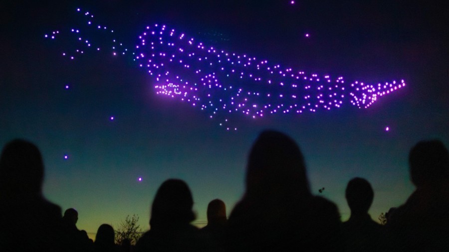 Un spectacle de drones au-dessus de l'hippodrome de Vincennes